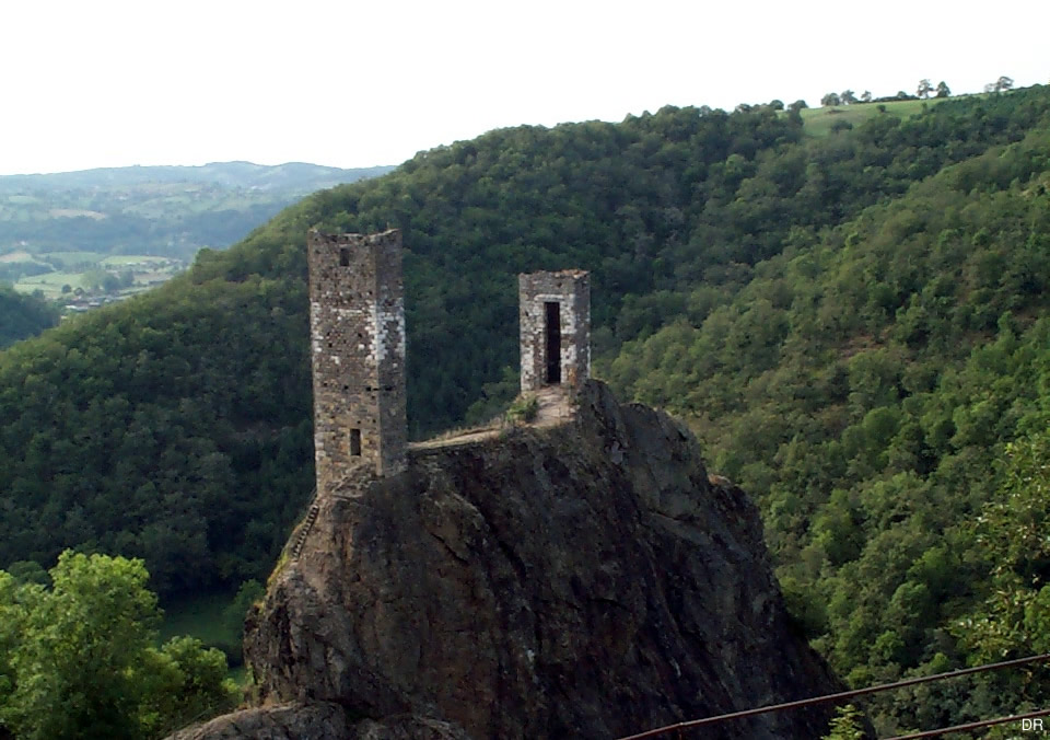 Peyrusse le Roc et ses deux tours – Aveyron.com