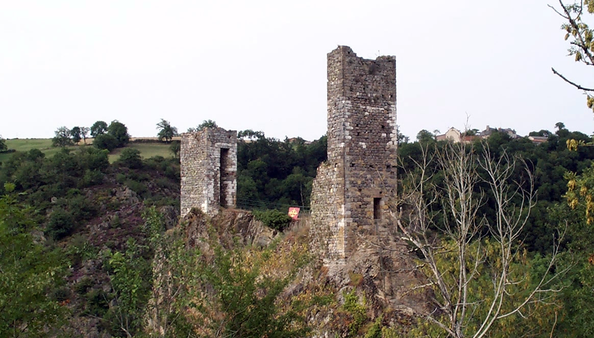 Peyrusse le Roc et ses deux tours - Aveyron.com